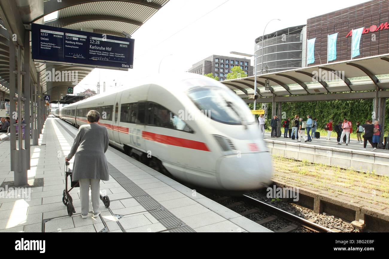 Der Intercity-Express ICE Oberursel verlässt Gleis 12 des Hauptbahnhofs Hamburg. St. Georg ...