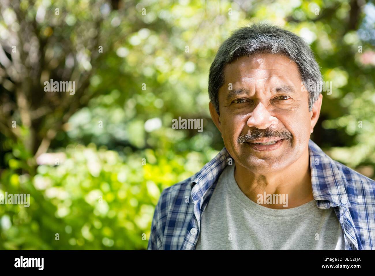 Man in a plaid shirt hi-res stock photography and images - Alamy