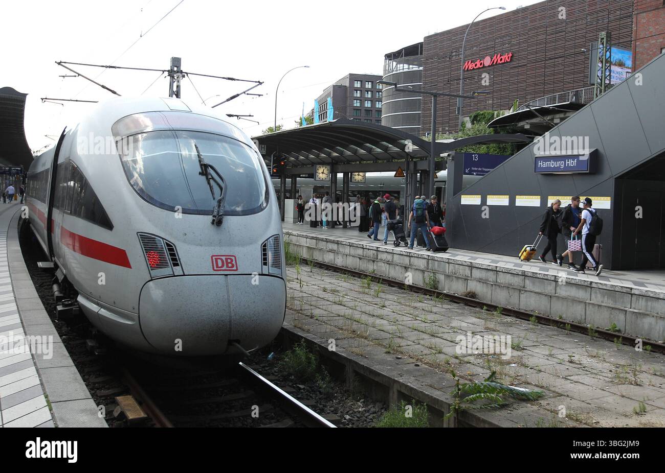 Der Intercity-Express ICE Oberursel steht auf Gleis 12 des ...