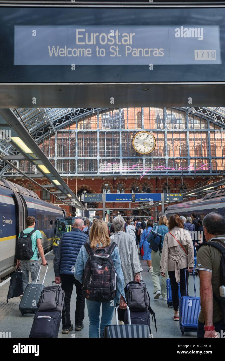 Eurostar train in the station at Saint Pancras International railway ...