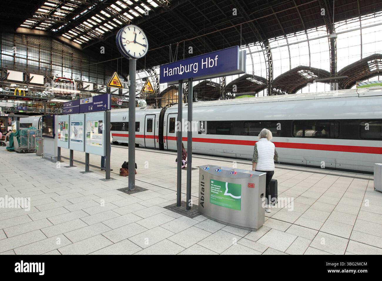 Der Intercity-Express ICE der Deutschen Bahn steht auf Gleis 11 des Hauptbahnhofs Hamburg. St ...