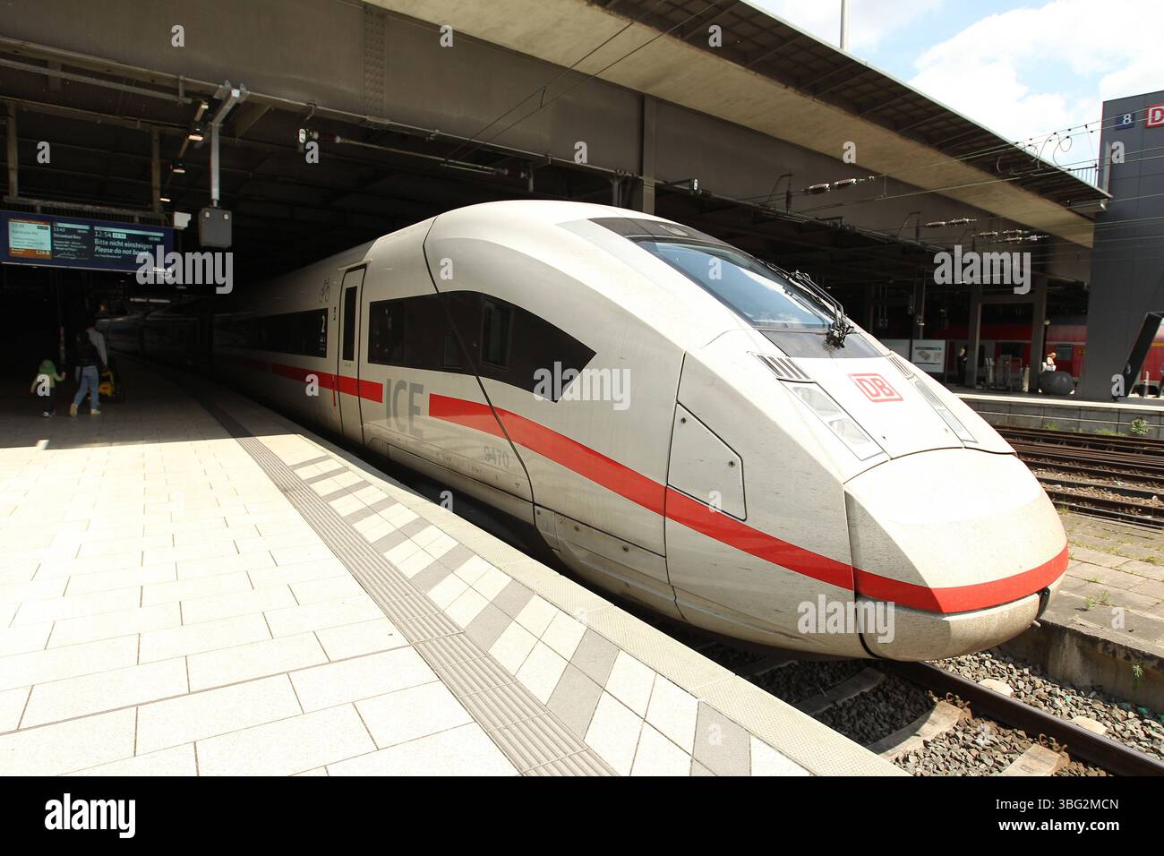 Der Intercity-Express ICE der Deutschen Bahn steht auf Gleis 11 des Hauptbahnhofs Hamburg. St ...