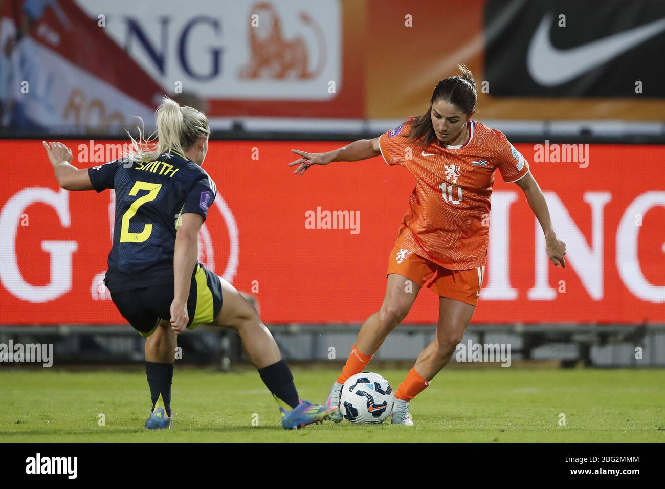 TILBURG - (l-r) Kirsty Smith of Scotland , Danielle van de Donk of ...