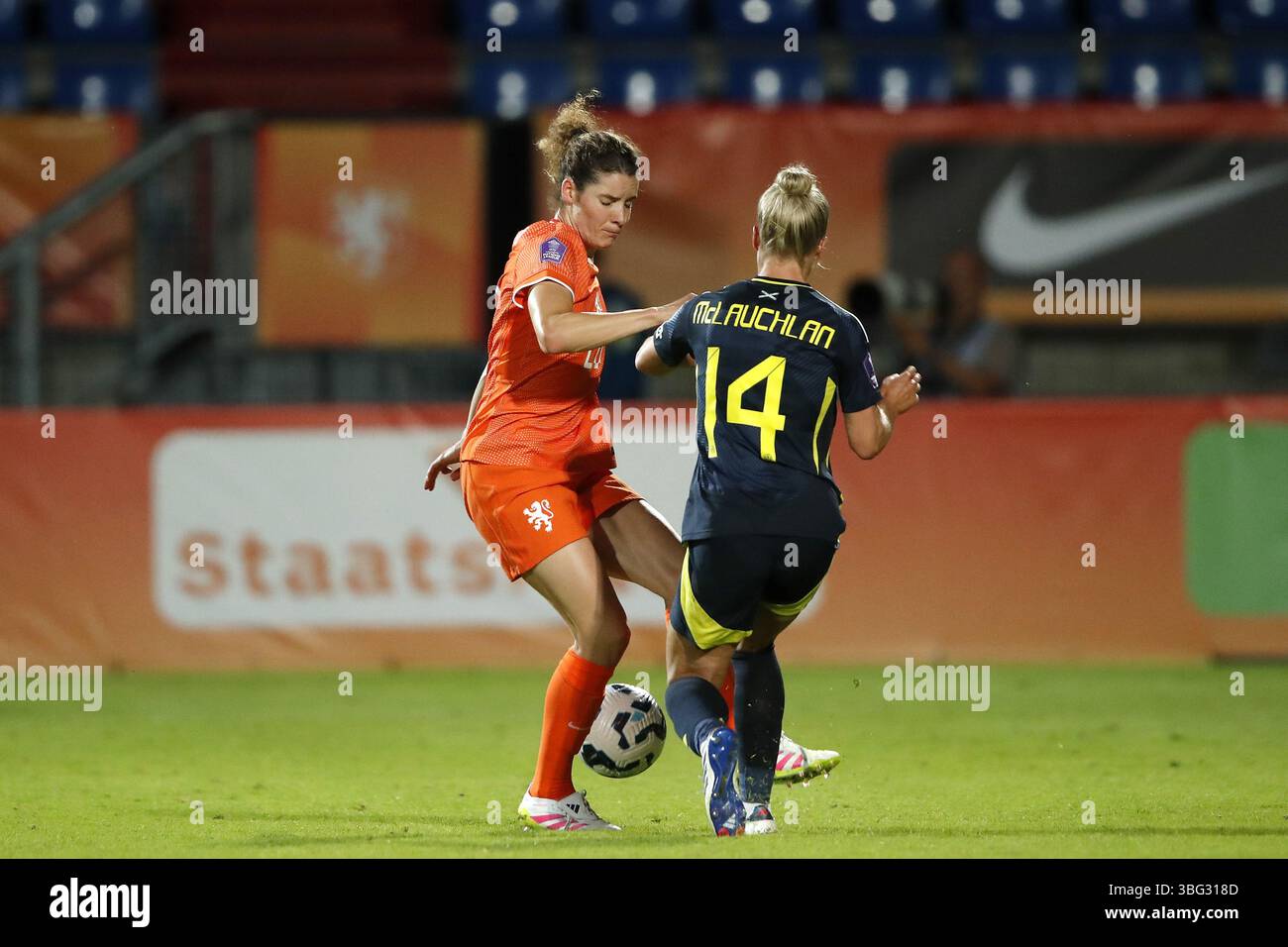 TILBURG - (l-r) Dominique Janssen of Holland , Rachel McLauchlan of ...