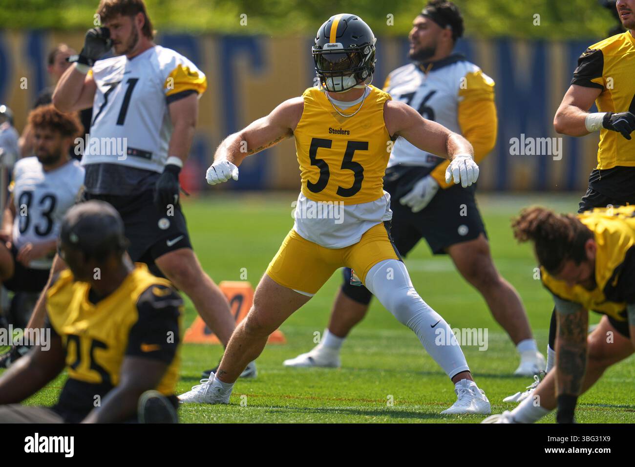 Pittsburgh Steelers linebacker Cole Holcomb (55) participates in the ...