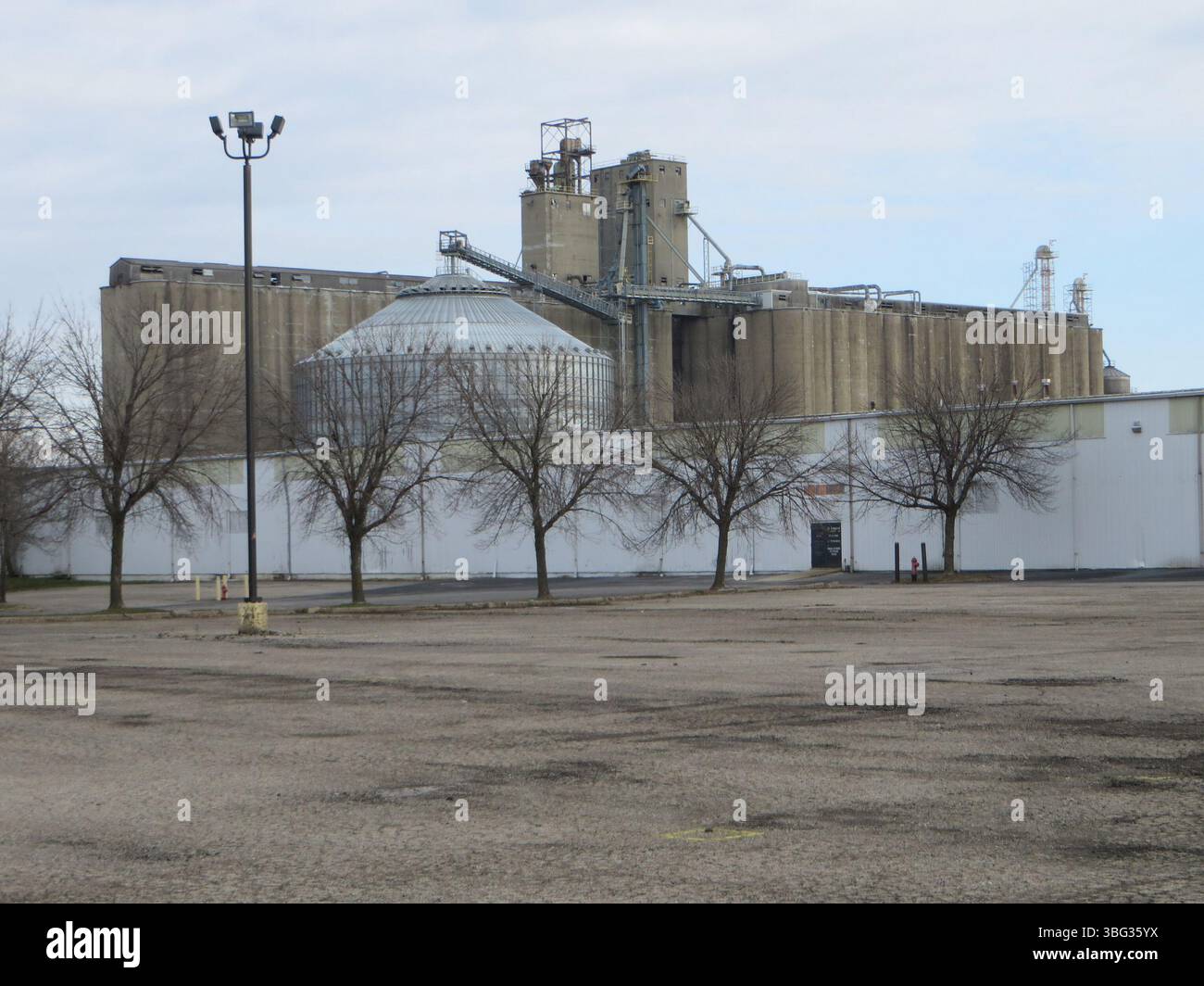 Views of ADM grain elevators located near the intersection of Hamilton ...