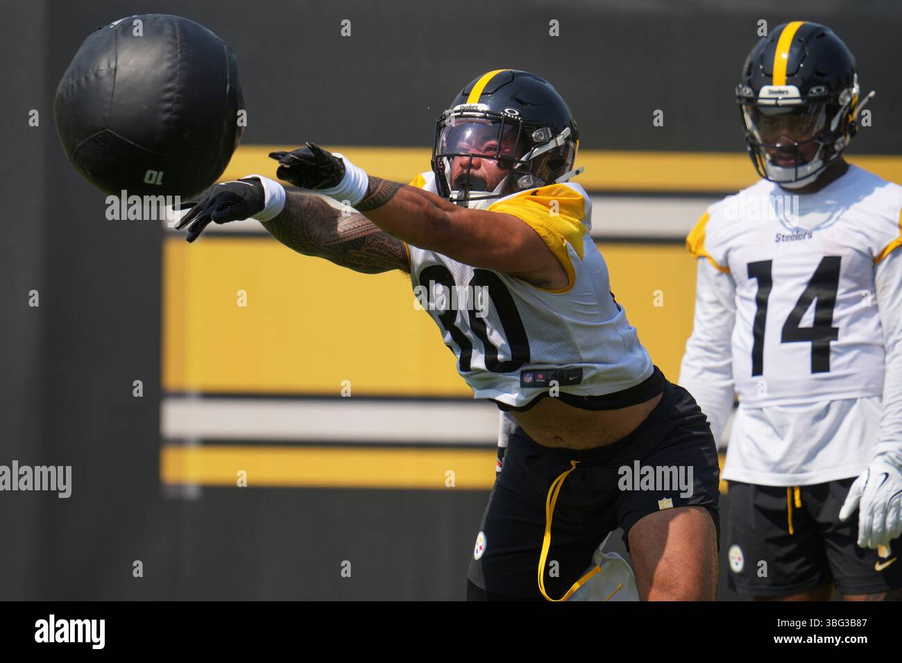 Pittsburgh Steelers running back Jaylen Warren (30) participates in the ...