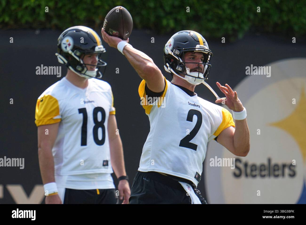 Pittsburgh Steelers quarterback Mason Rudolph (2) throws a pass with ...