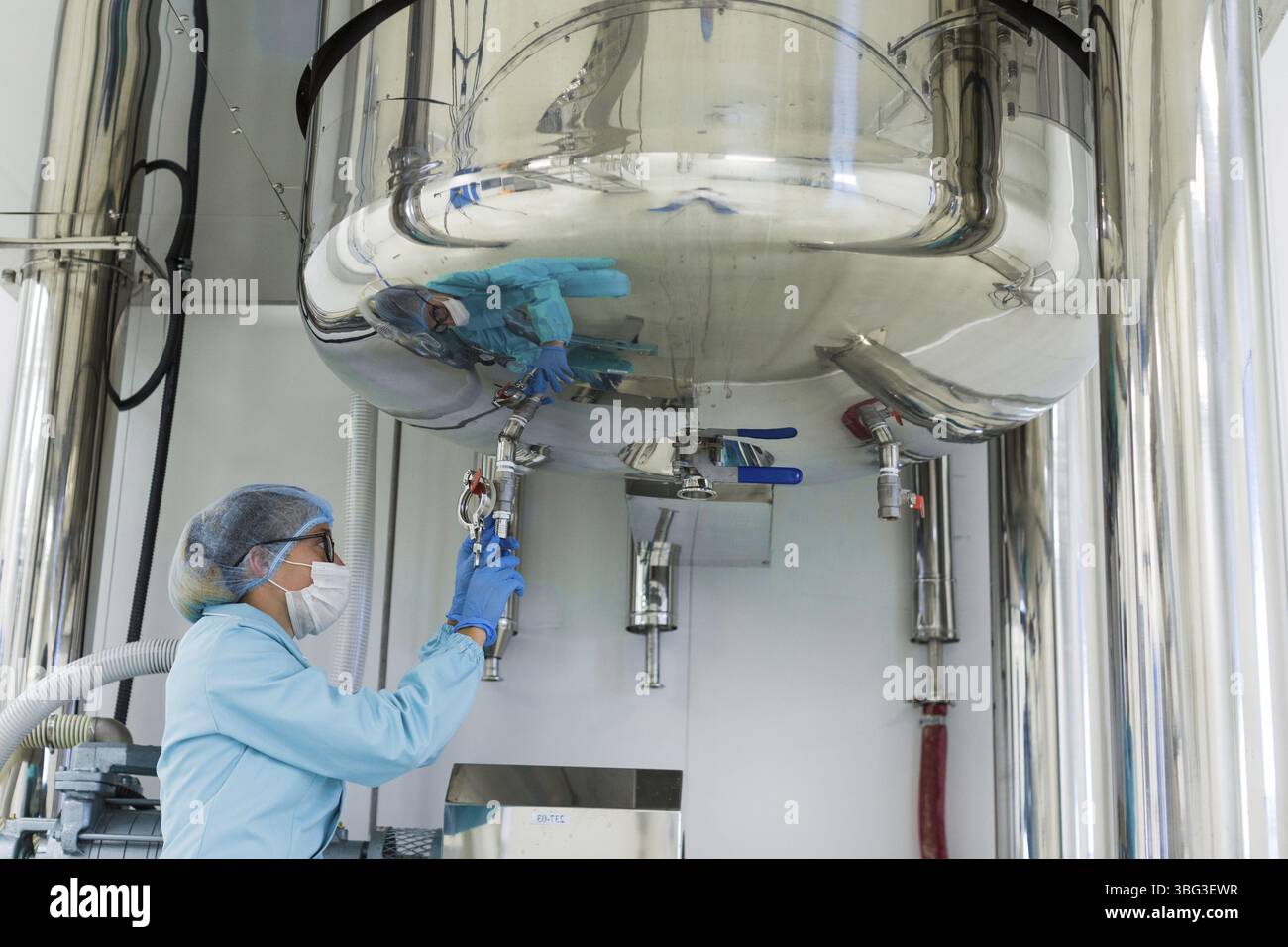 Woman laboratory vat hi-res stock photography and images - Alamy