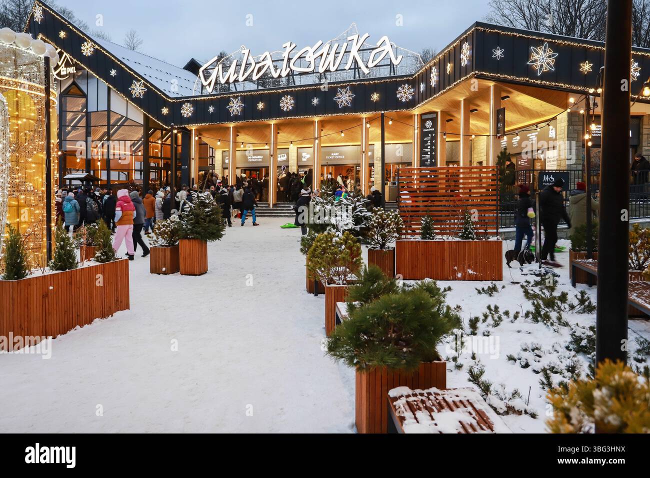 ZAKOPANE, POLAND - DECEMBER 25, 2024: A large group of tourists ...