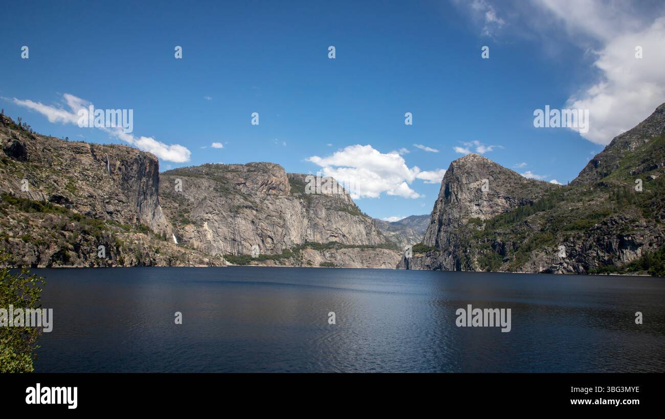 Hetch Hetchy Reservoir, tucked into the northwest corner of Yosemite ...
