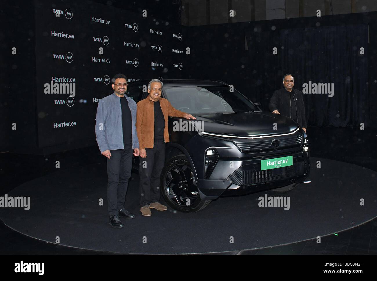 From L-R Vivek Srivatsa, Chief Commercial Officer, Tata Passenger ...