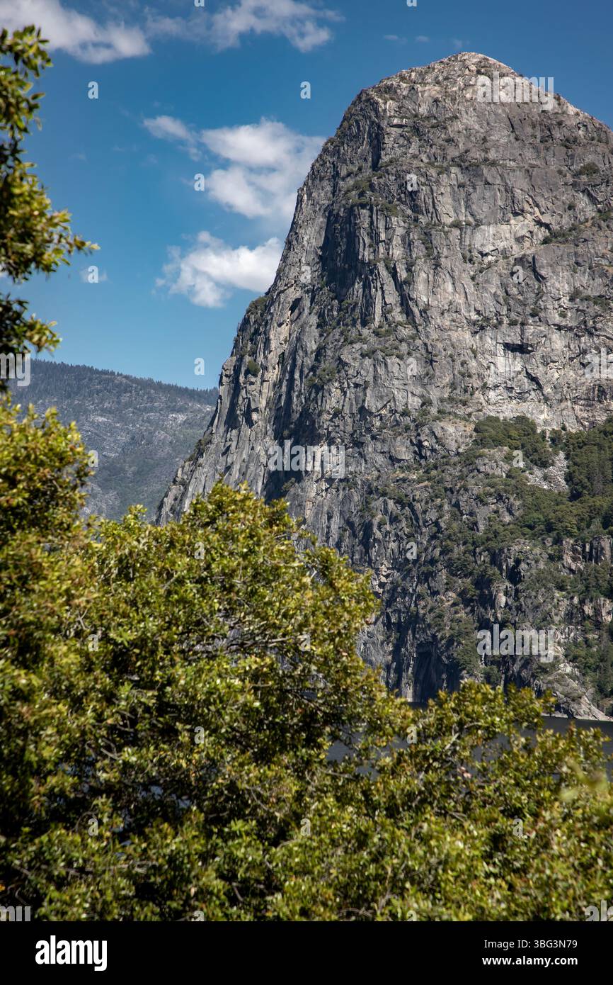 Hetch Hetchy Reservoir, tucked into the northwest corner of Yosemite ...