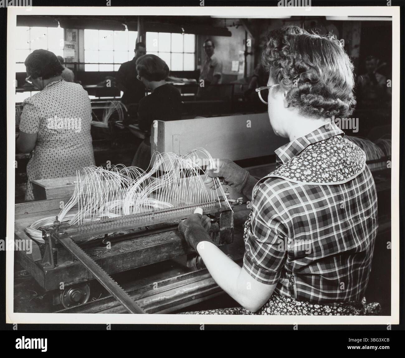 Dorothy Locke assembles electric blasting caps at the Hercules Powder ...