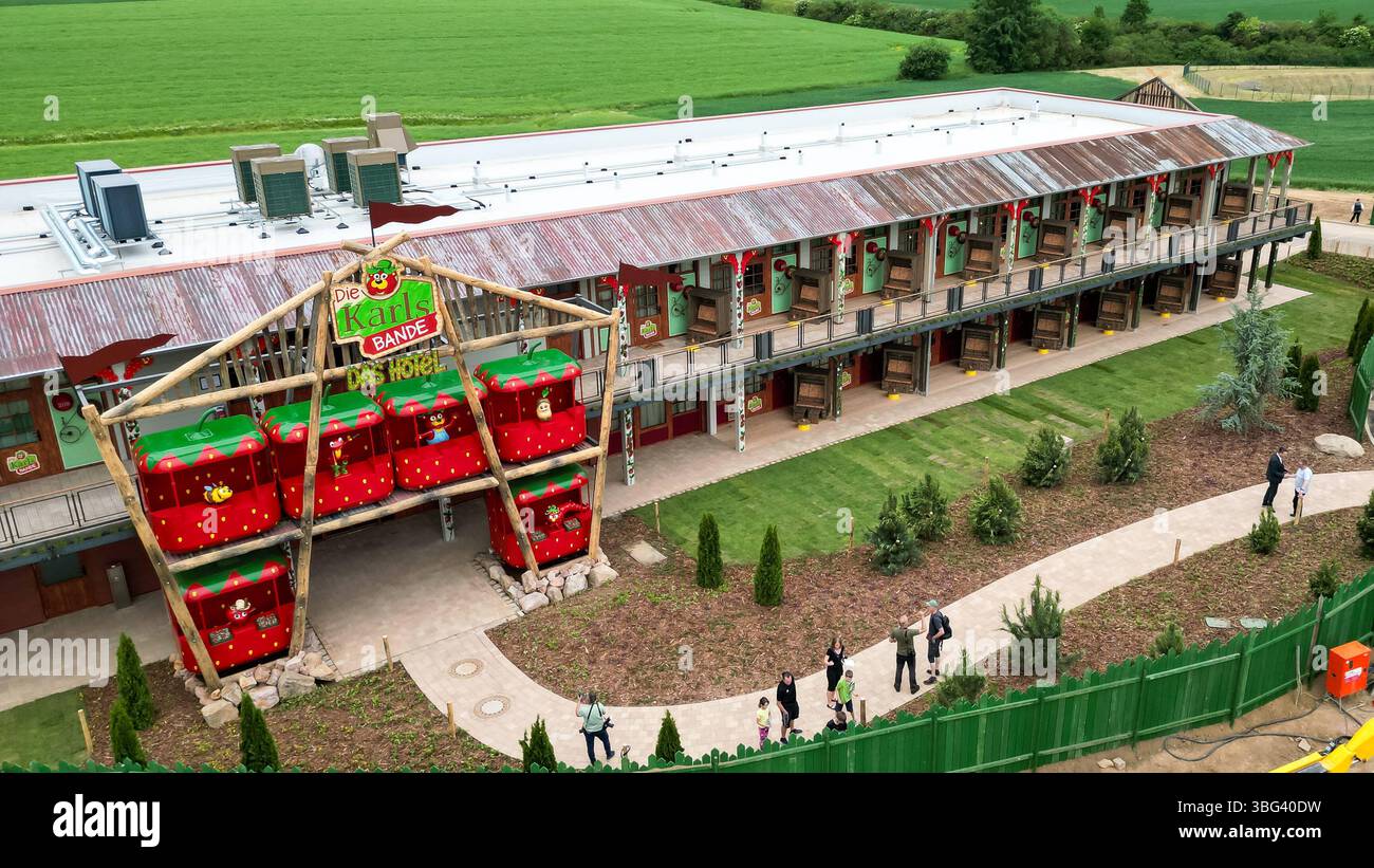 Döbeln - Karls Erdbeerhof eröffnet erstes Waldo-Hotel Döbeln, inmitten ...