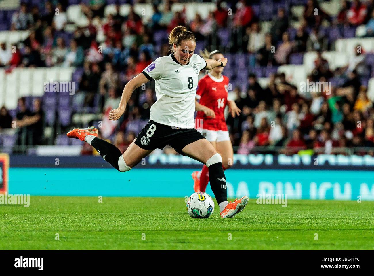 Sydney Lohmann (Deutschland, 8) schie?t das 0:5 UEFA Women?s Nations League: ?sterreich ...