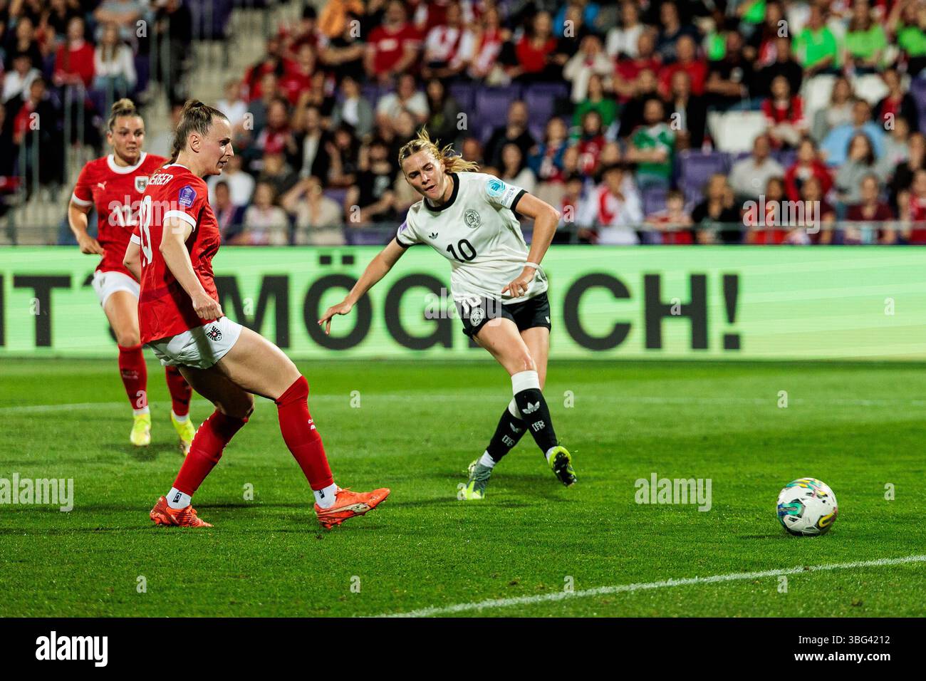 Laura Freigang (Deutschland, 10) k?mpft sich zum 0:6 Richtung Tor UEFA Women?s Nations League ...