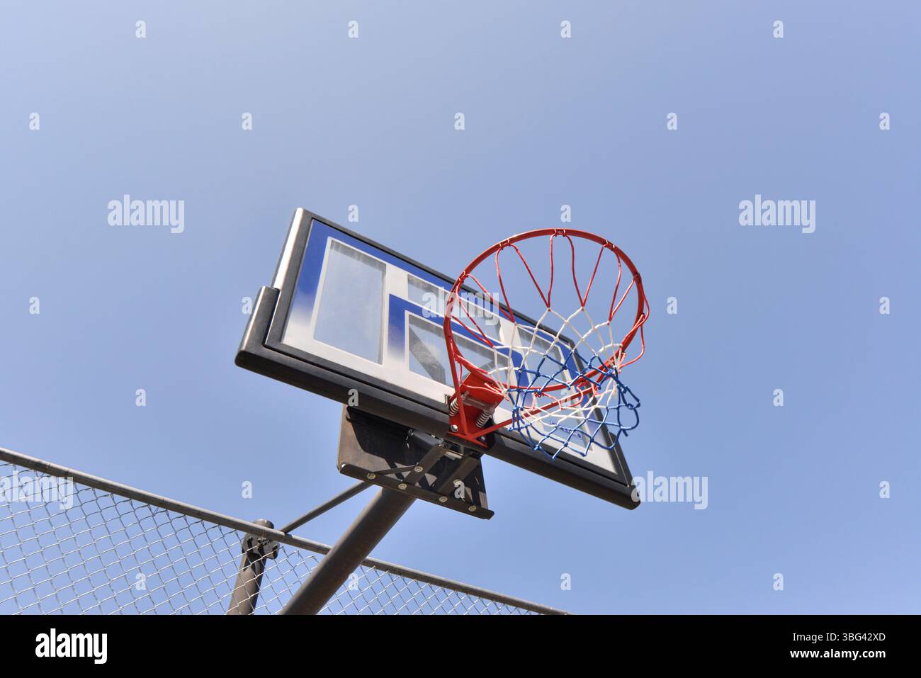 Upward perspective of a basketball hoop Stock Photo - Alamy