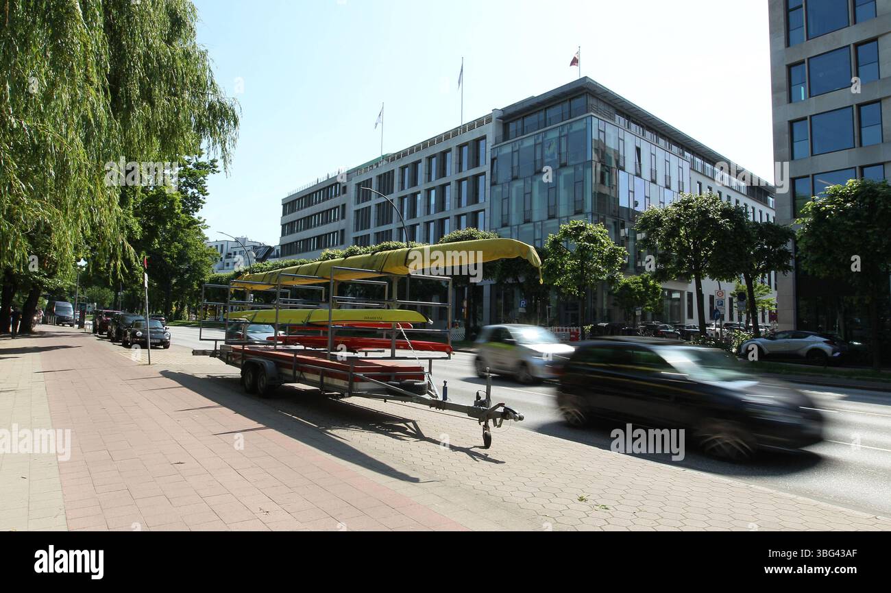 Autos fahren in hohem Tempo die Straße An der Alster entlang. St. Georg ...