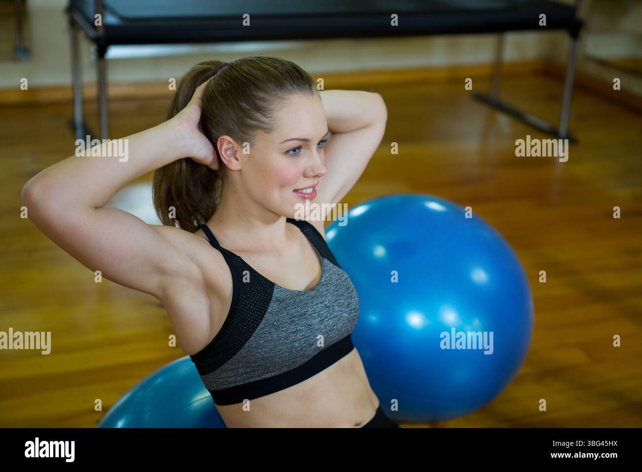 Female athlete balancing core hi-res stock photography and images - Alamy