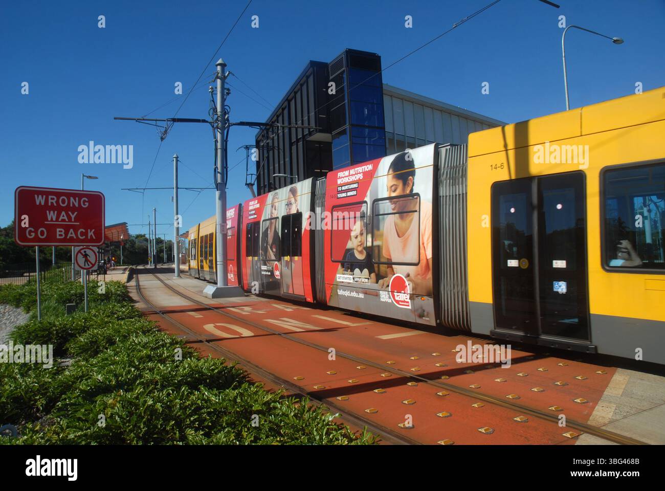 G Link Tram entering Parkwood Tram Station, Parkwood, Good Coast ...
