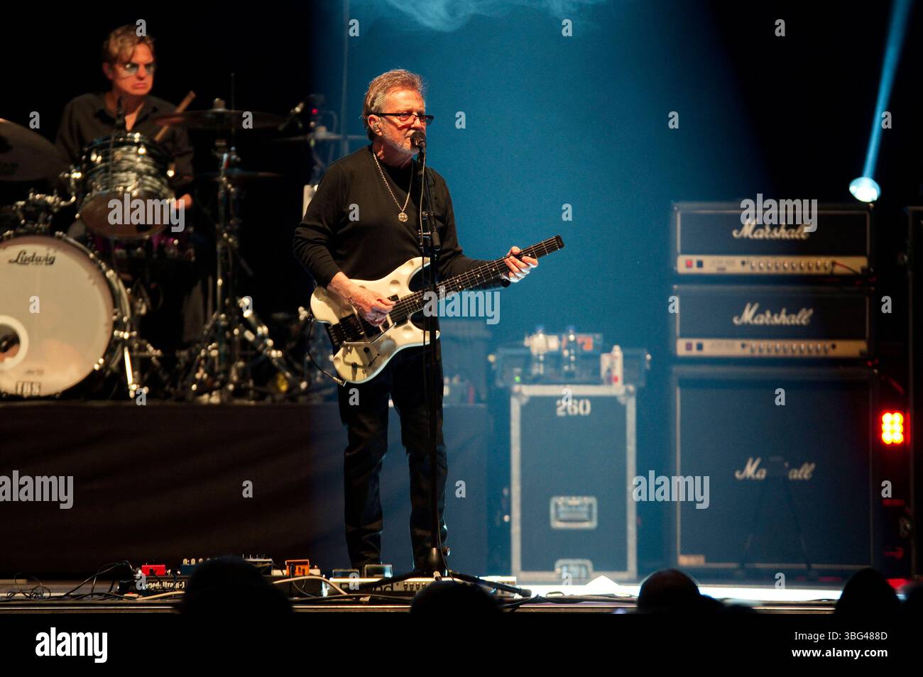 Jules Radino und Donald Buck Dharma Roeser von Blue Öyster Cult live ...