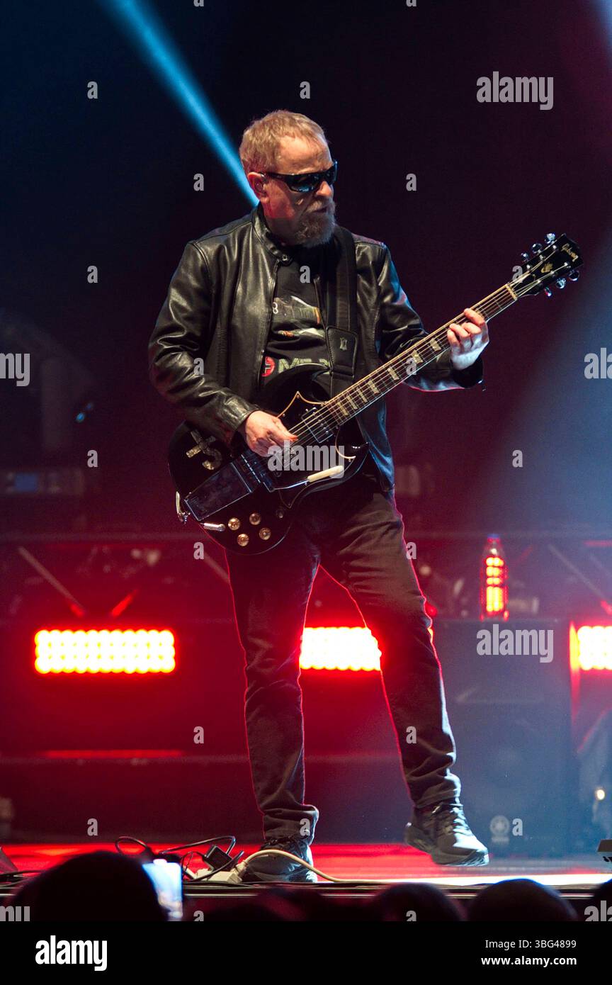 Eric Bloom von Blue Öyster Cult live bei einem Konzert im Tempodrom ...