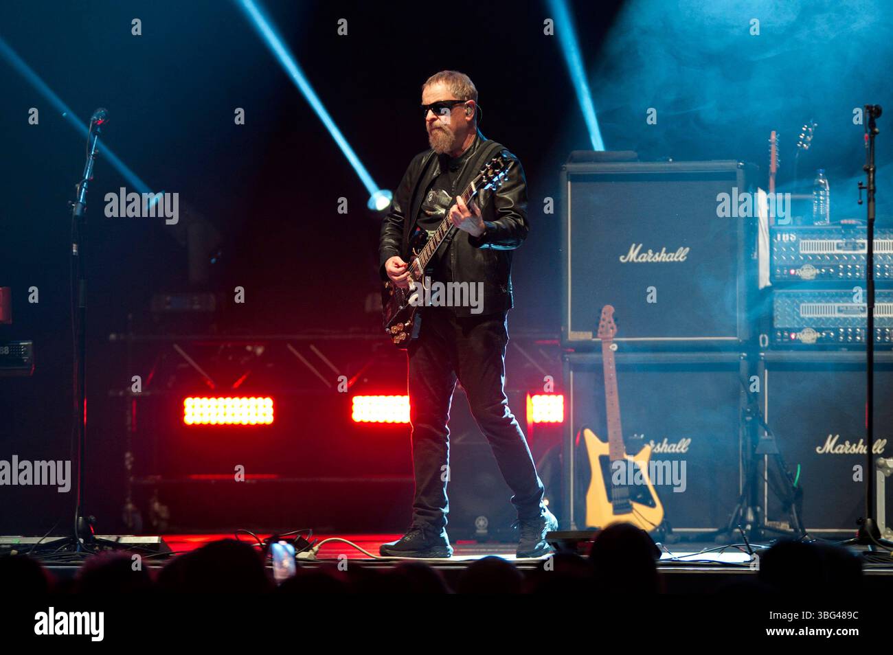 Eric Bloom von Blue Öyster Cult live bei einem Konzert im Tempodrom ...