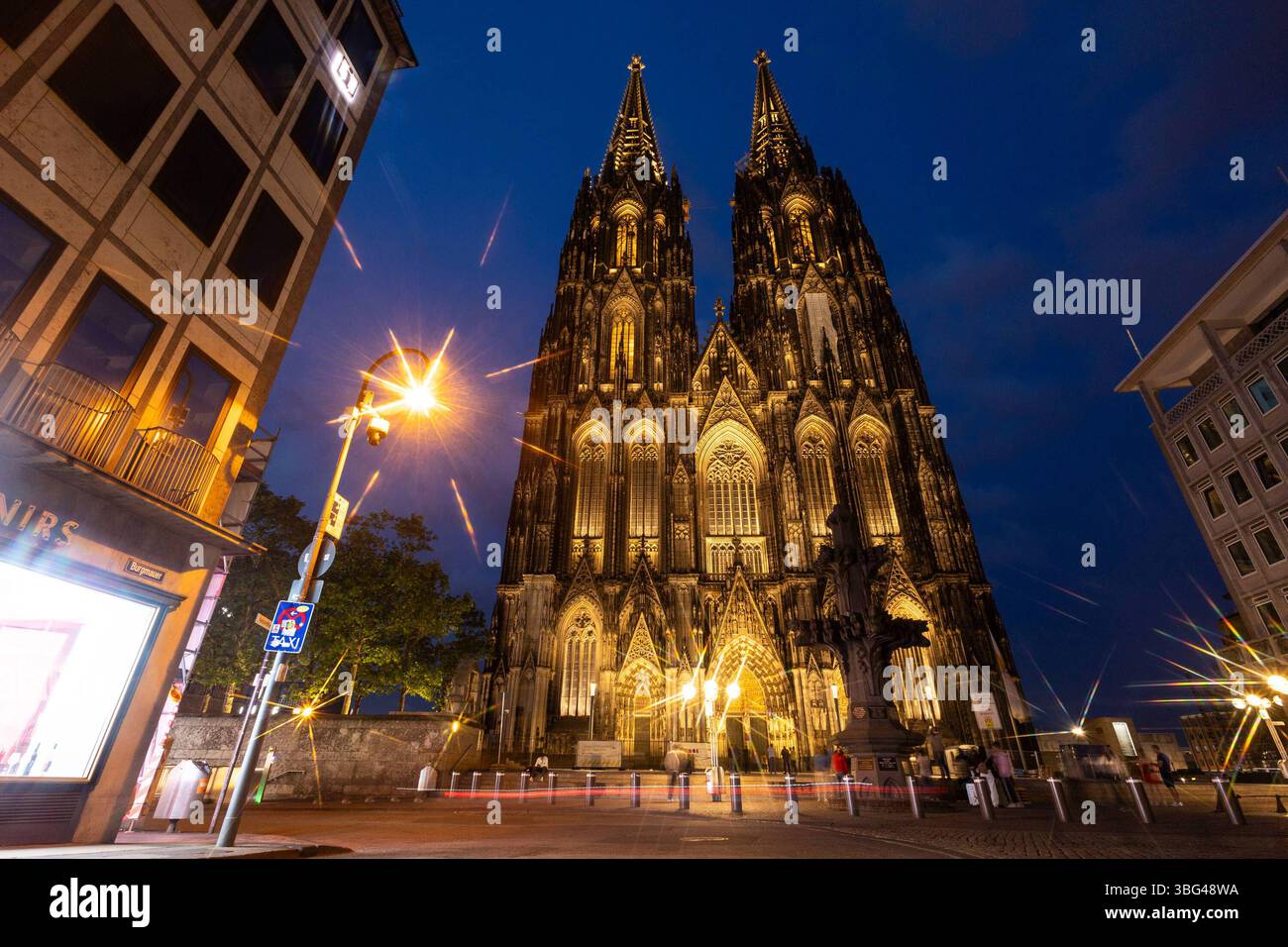 Köln Hauptbahnhof, Bahnhofsplatz neben dem Kölner Dom, 02.06.2025 Der ...