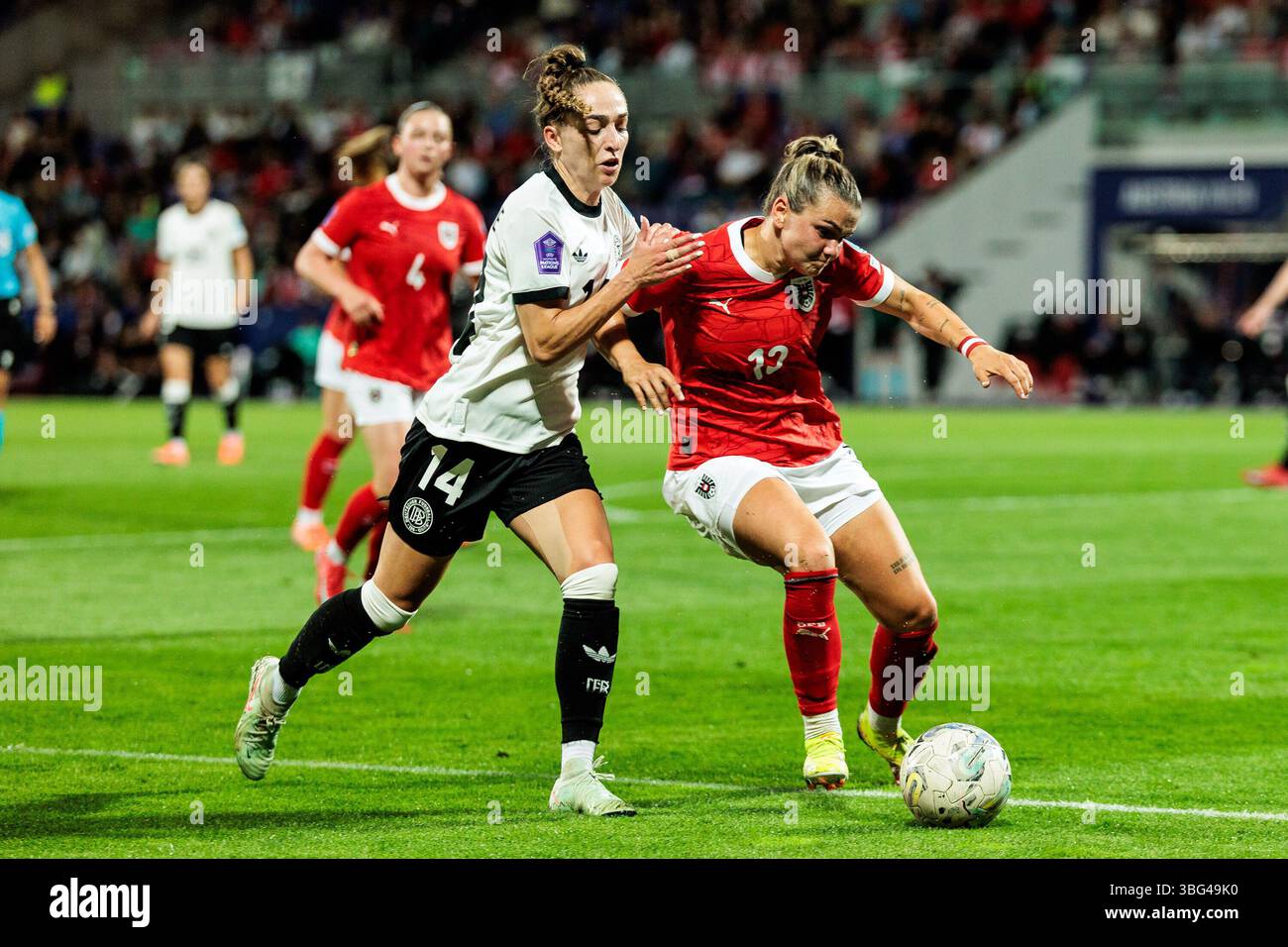 Zweikampf Sophia Kleinherne (Deutschland, 14), Laura Wienroither (?sterreich, 12) UEFA Women?s ...