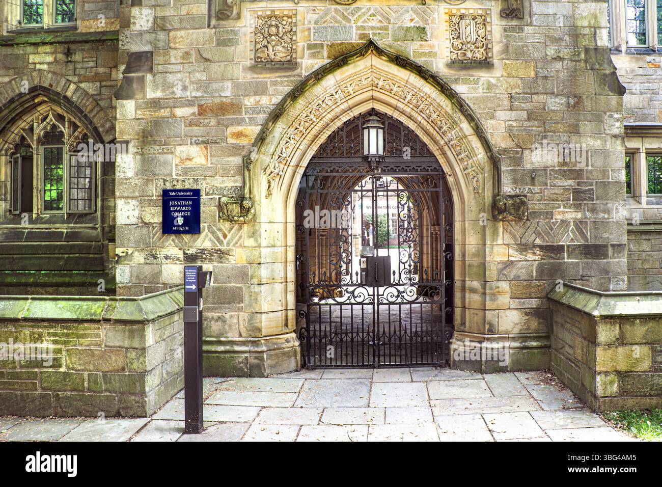Jonathan Edwards College, Yale University, arched building entrance ...