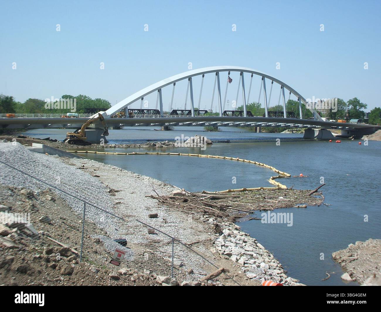 A southward view down the Scioto River toward the Main Street Bridge ...