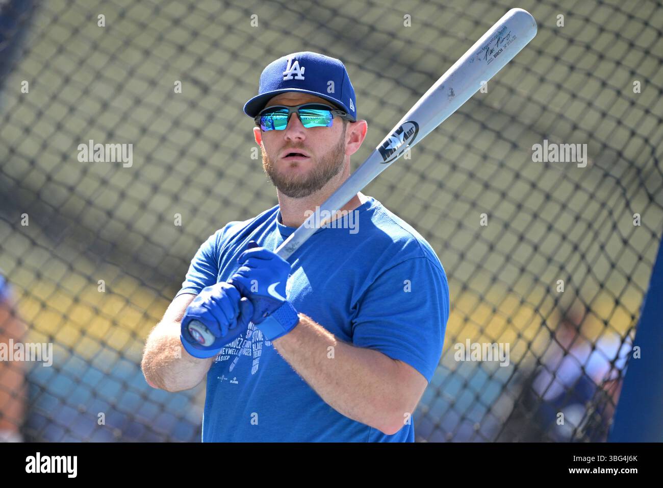 Los Angeles Dodgers' Max Muncy warms up prior to a baseball game ...