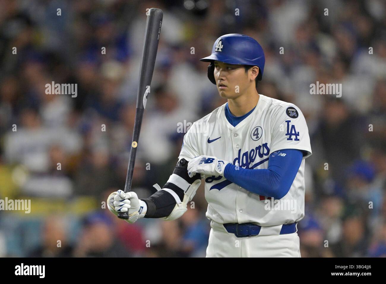 Los Angeles Dodgers' Shohei Ohtani waits on deck in the fifth inning of ...