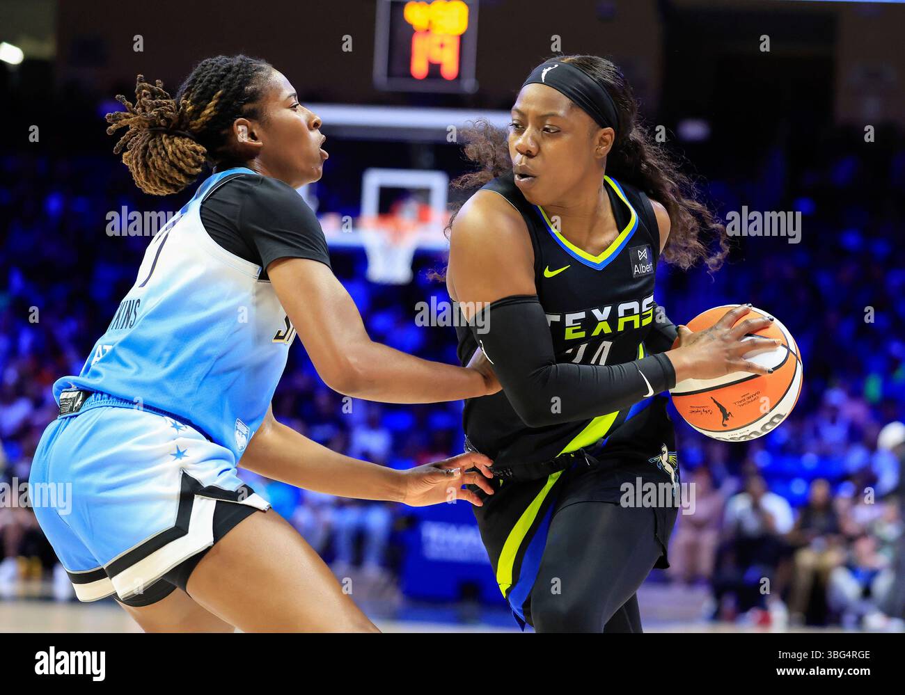 ARLINGTON, TX - MAY 31: Dallas Wings guard Arike Ogunbowale (24 ...