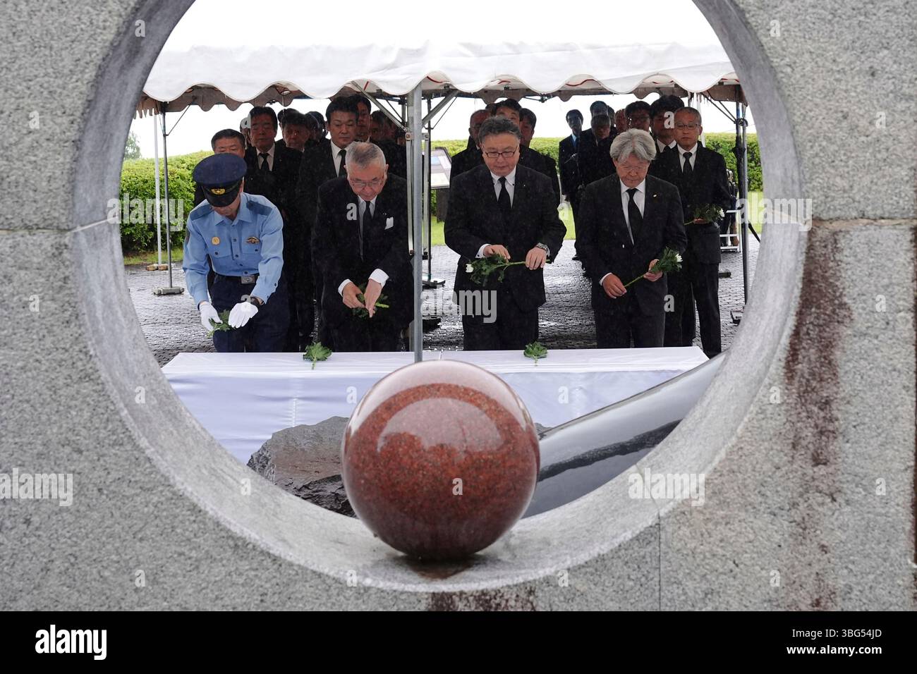 People mourn the victims of the Unzen-Fugen volcano pyroclastic flow at ...
