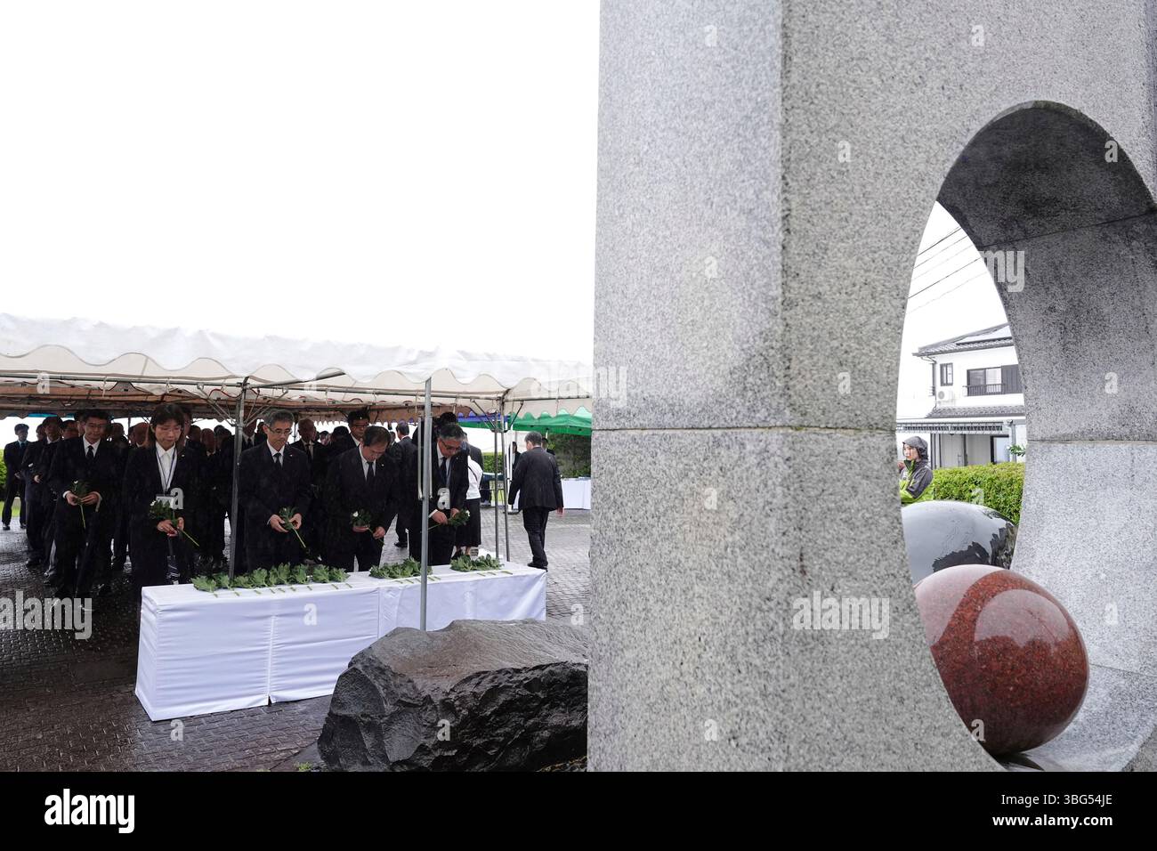 People mourn the victims of the Unzen-Fugen volcano pyroclastic flow at ...