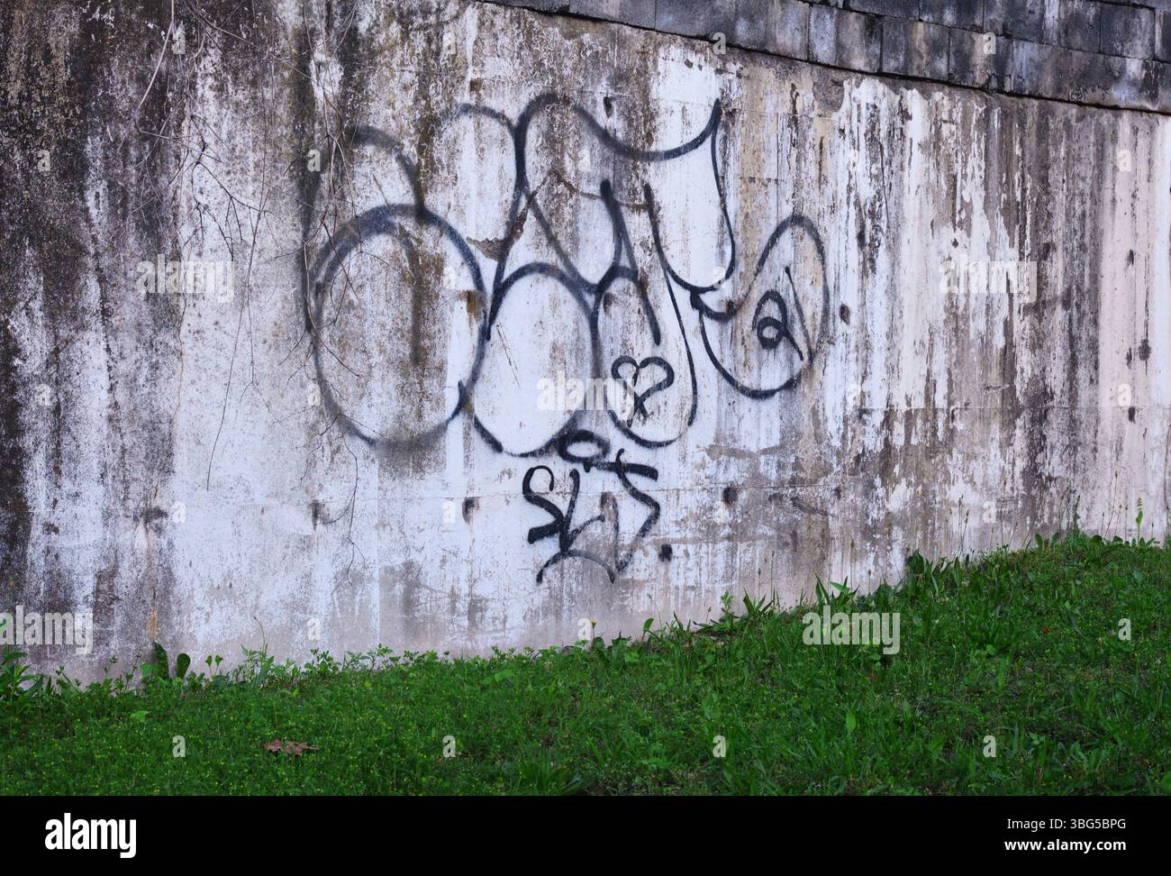 Graffiti on concrete wall Stock Photo - Alamy