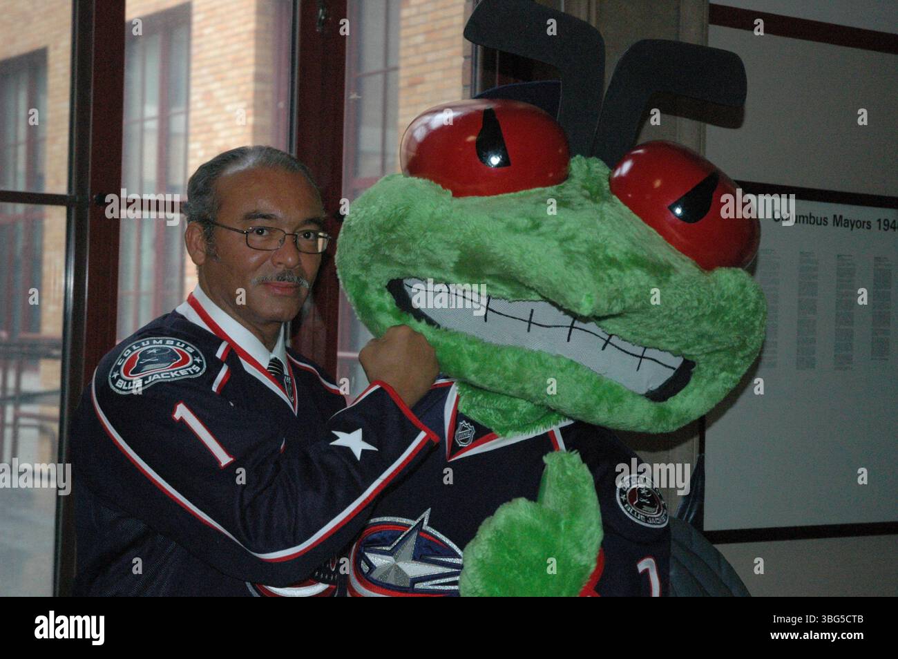 Columbus Mayor Michael Coleman poses with Stinger, the mascot of the ...