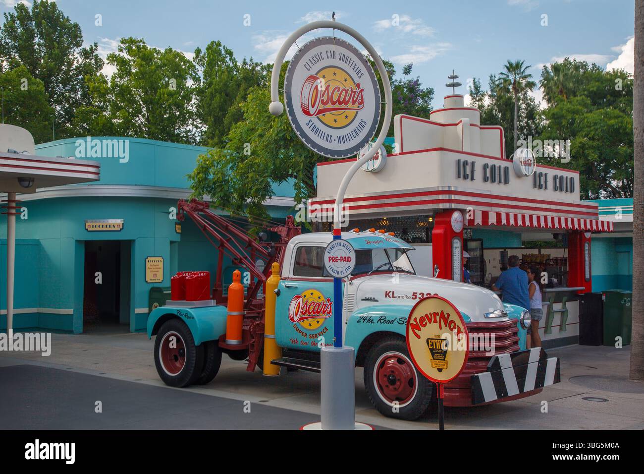 The Super Service vintage gas station in Disney Hollywood Studios ...