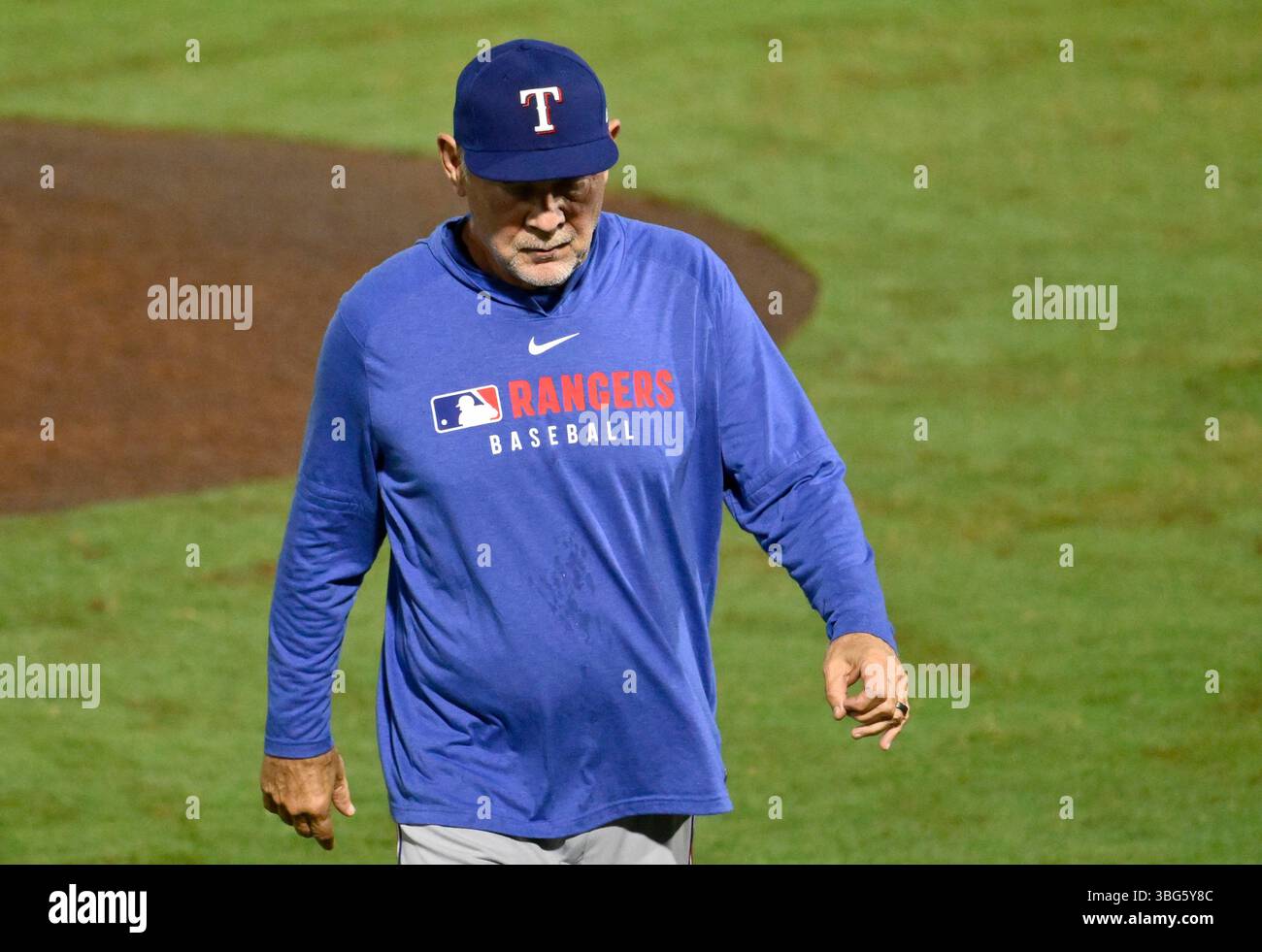 Texas Rangers manager Bruce Bochy heads back to the dugout after making ...