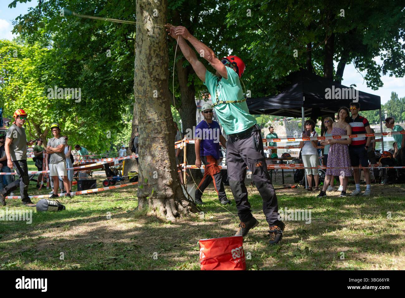 Tata, Hungary. 31st May, 2025. A male athlete starts his throwline task ...