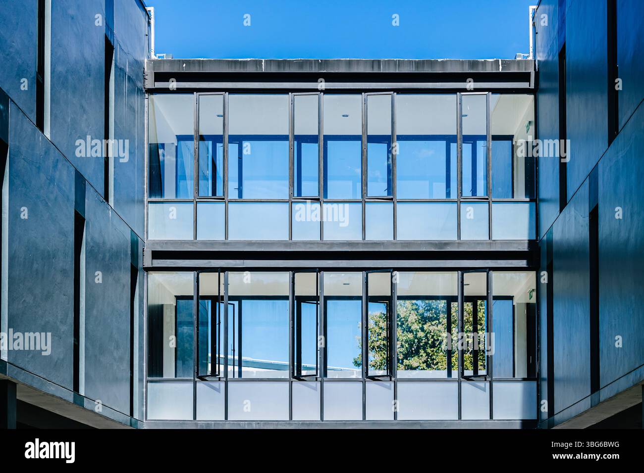 Connector between buildings hi-res stock photography and images - Alamy