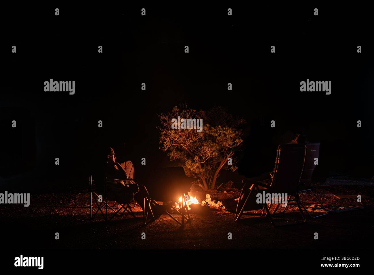 men by a campfire at night Stock Photo - Alamy