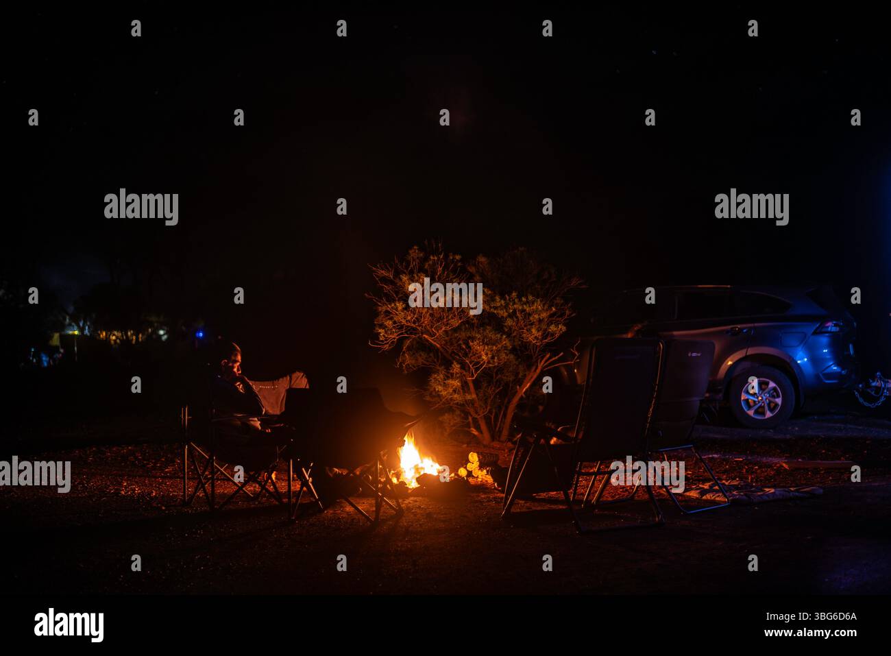 People sitting fire night hi-res stock photography and images - Alamy