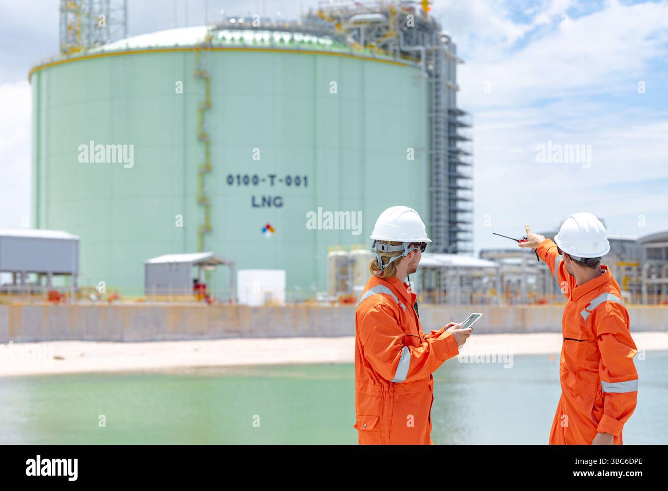 Professional Petroleum male workers, Containment LNG tank service ...