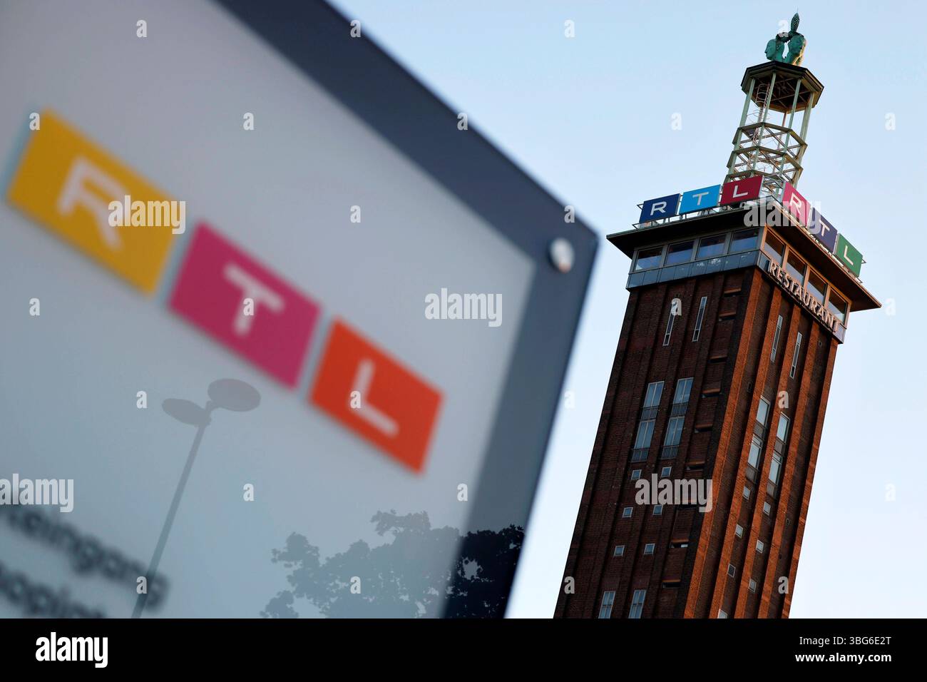 Ein Schild am Eingang zur RTL-Zentrale in Köln mit RTL-Logo in Deutz am Picassoplatz. Der Sender ...