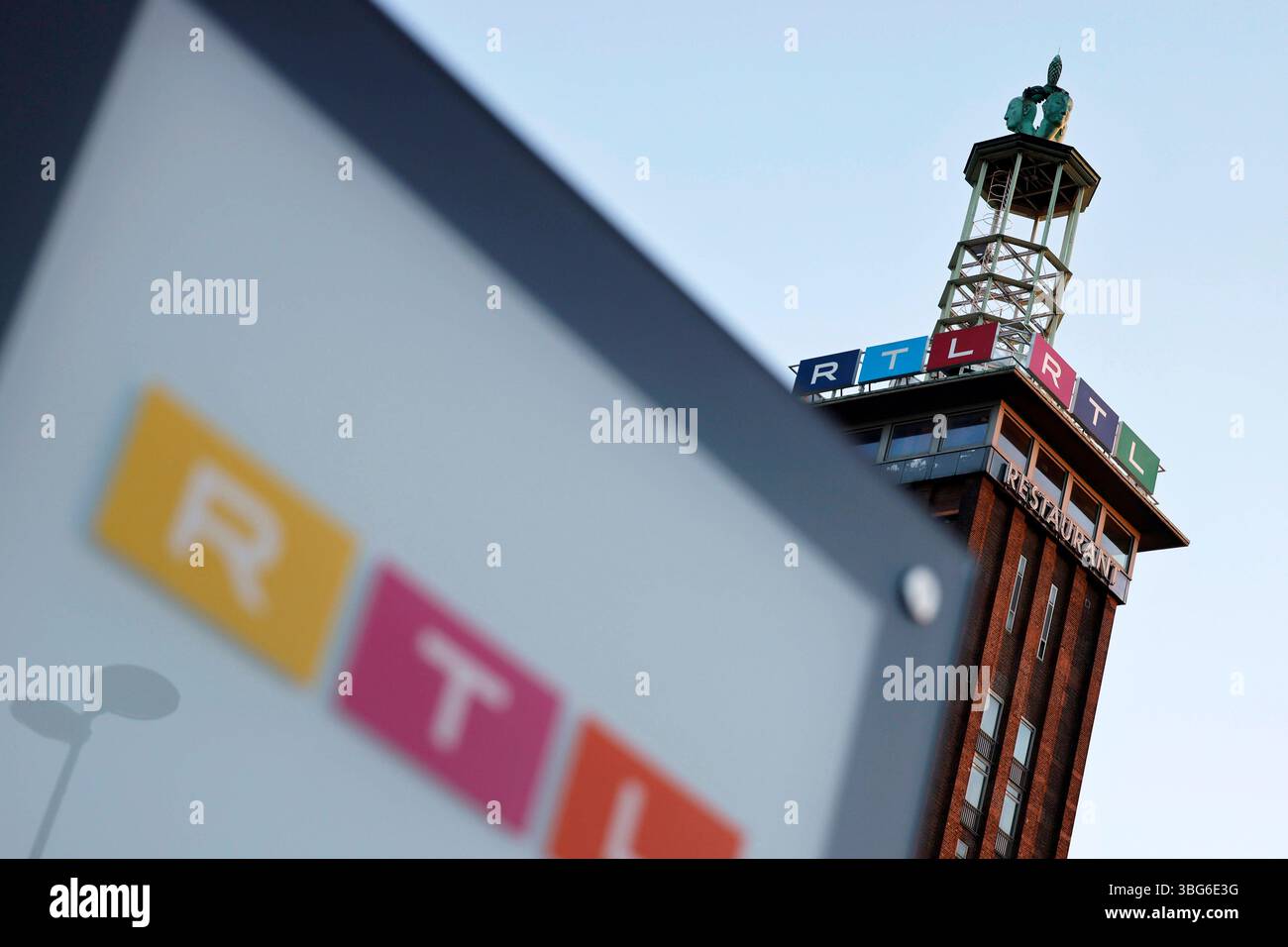 Ein Schild am Eingang zur RTL-Zentrale in Köln mit RTL-Logo in Deutz am Picassoplatz. Der Sender ...