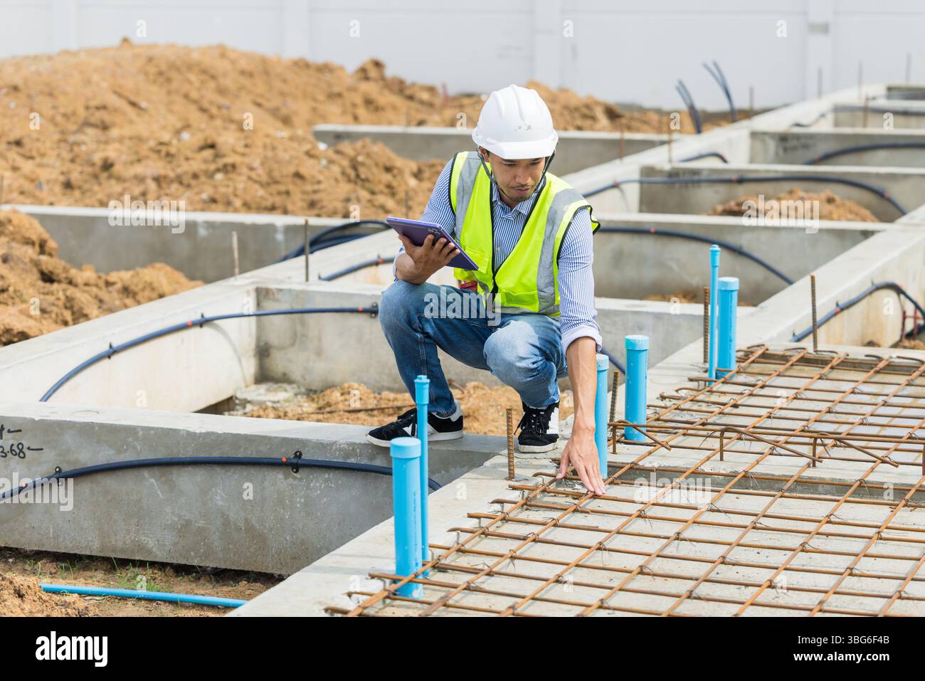 Asian construction engineer, Japanese builder worker male working ...