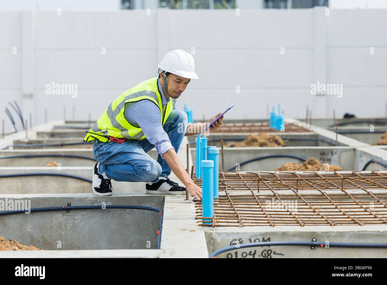 Asian construction engineer, Japanese builder worker male working ...